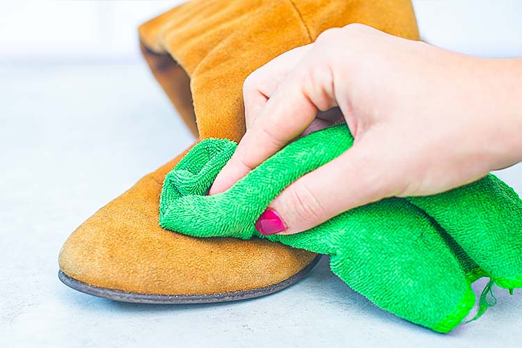 Comment nettoyer et détacher des chaussures en daim